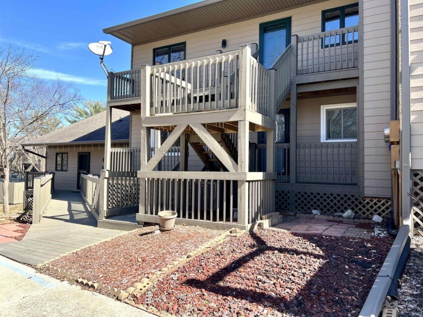 9479 S Lake Ridge Drive 147A, Bloomington, Indiana - Lake House Property