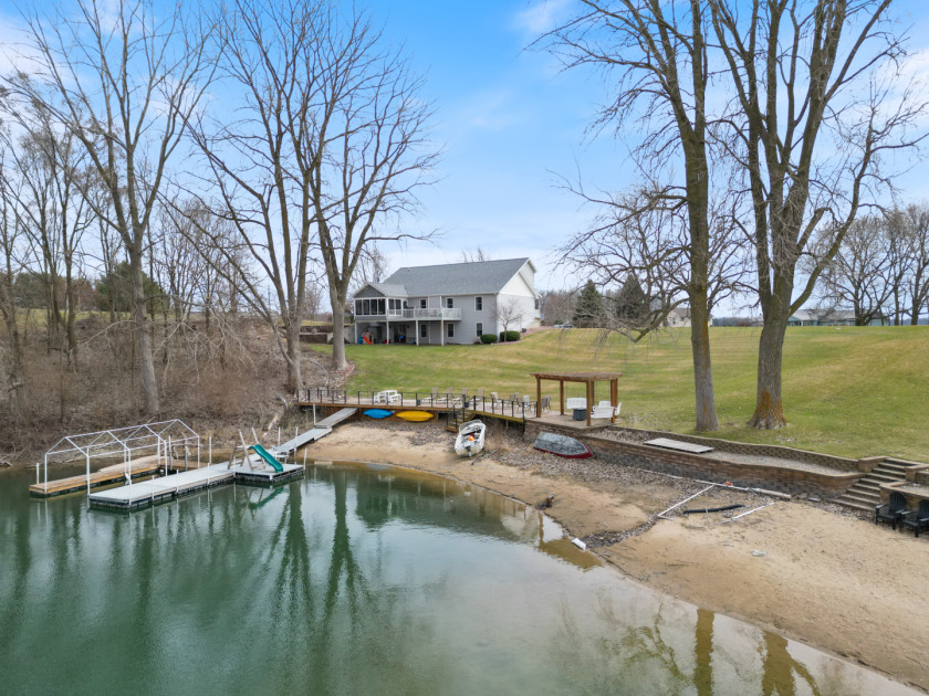 2776 E Lapoint Dr, Milford, Indiana - Lake House Property